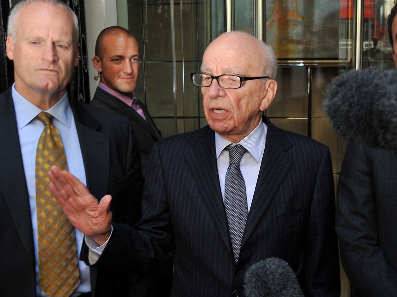 Arrests, resignations as Murdoch faces probe - CBS News
