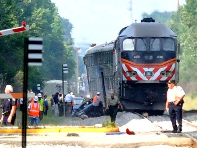 2 killed in train accident near Chicago - CBS News