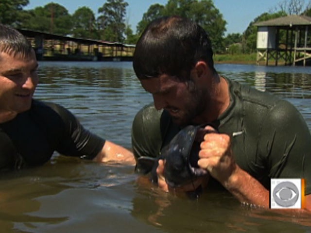 "Noodling" catching on in Texas - CBS News