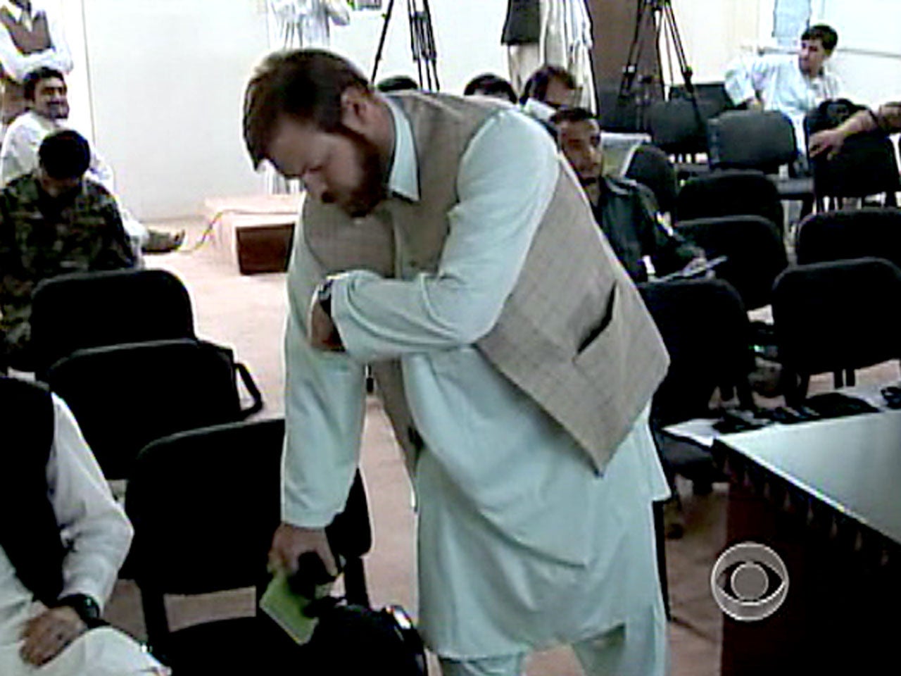 Beards, robes for soldiers in new Afghan program - CBS News