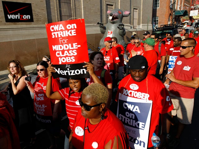 Striking Verizon workers picket in thousands - CBS News