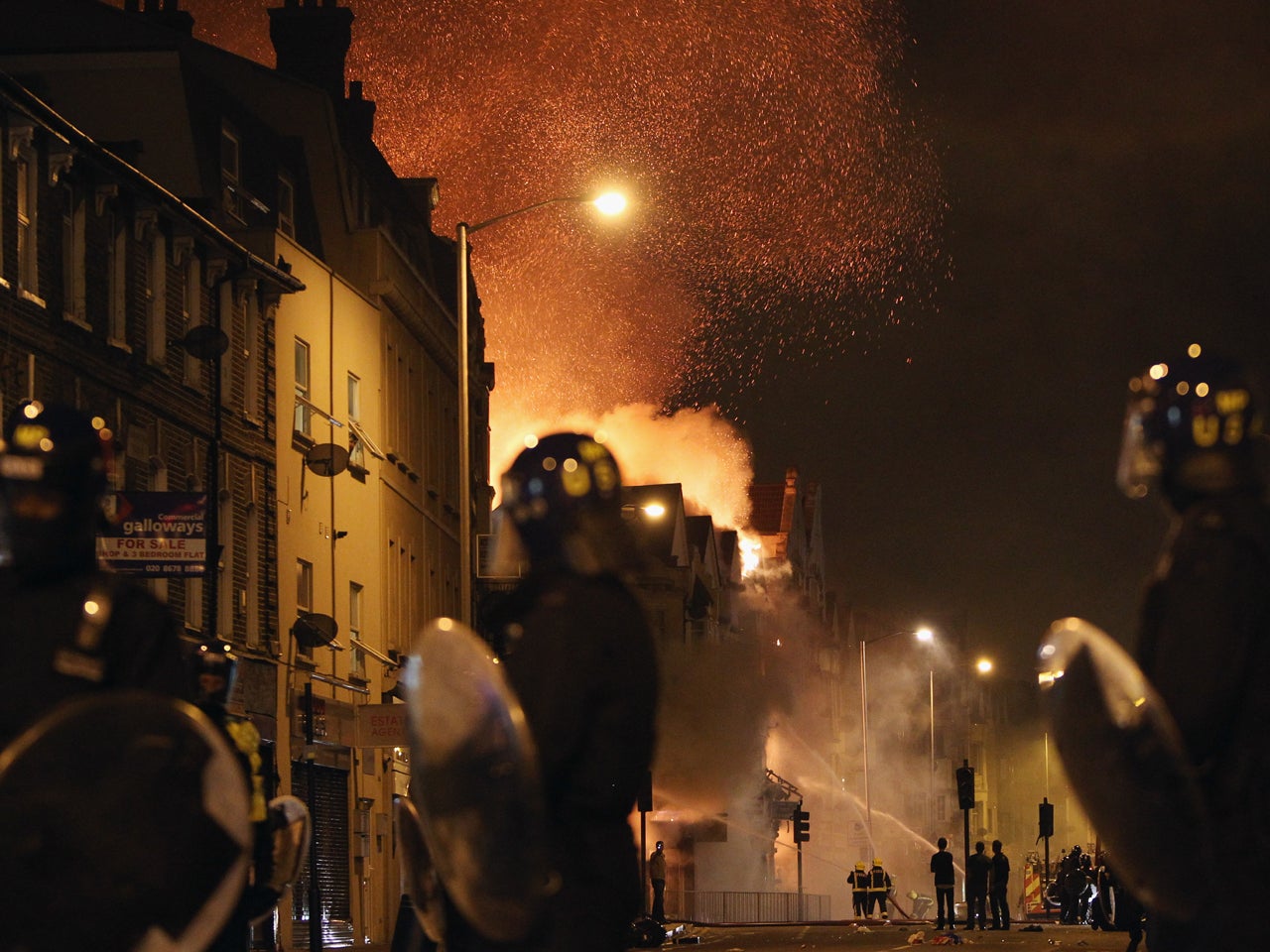 UK riots claim 1st death; Cops weigh new tactics - CBS News
