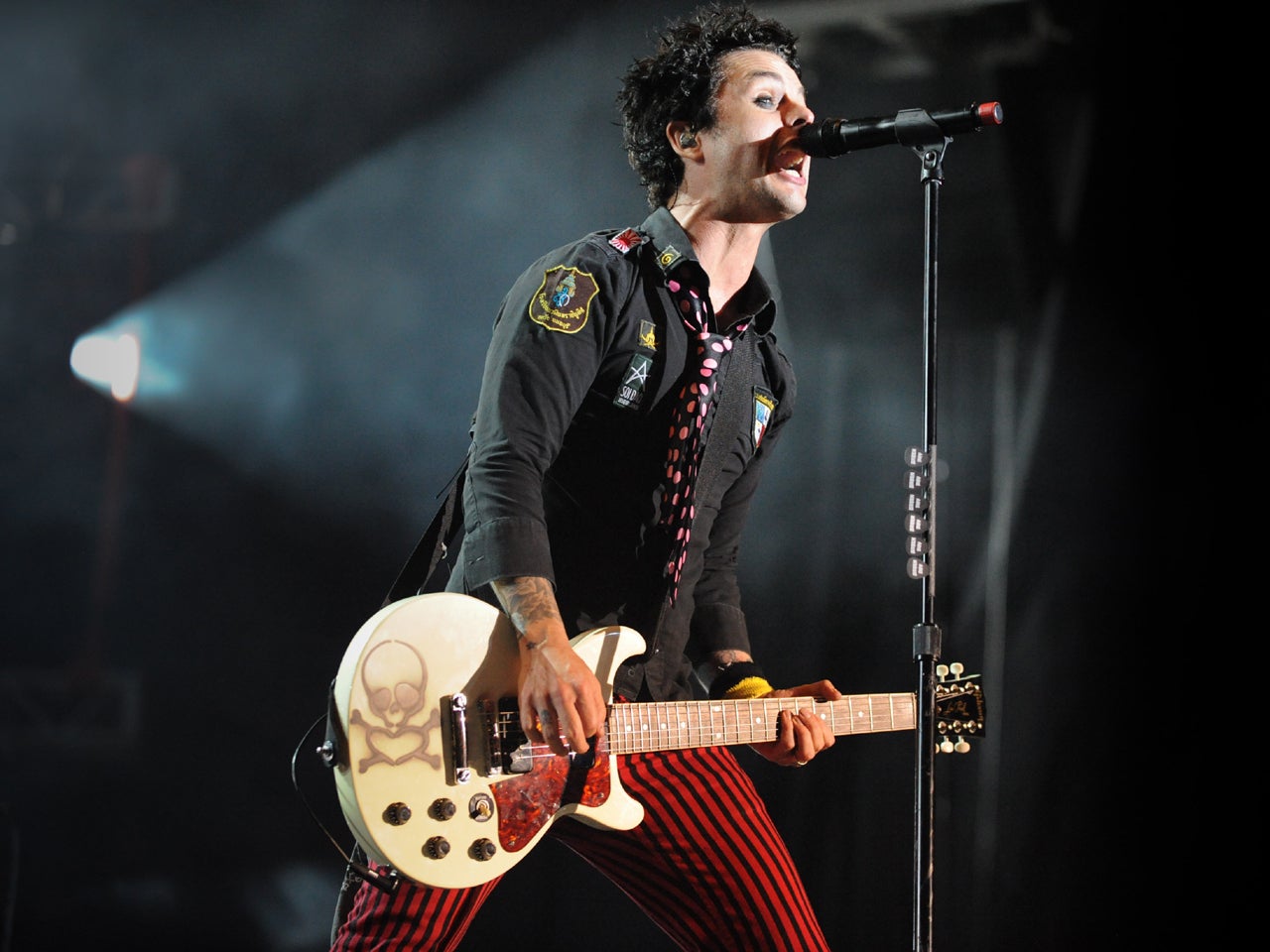 Green Day singer kicked off plane - CBS News