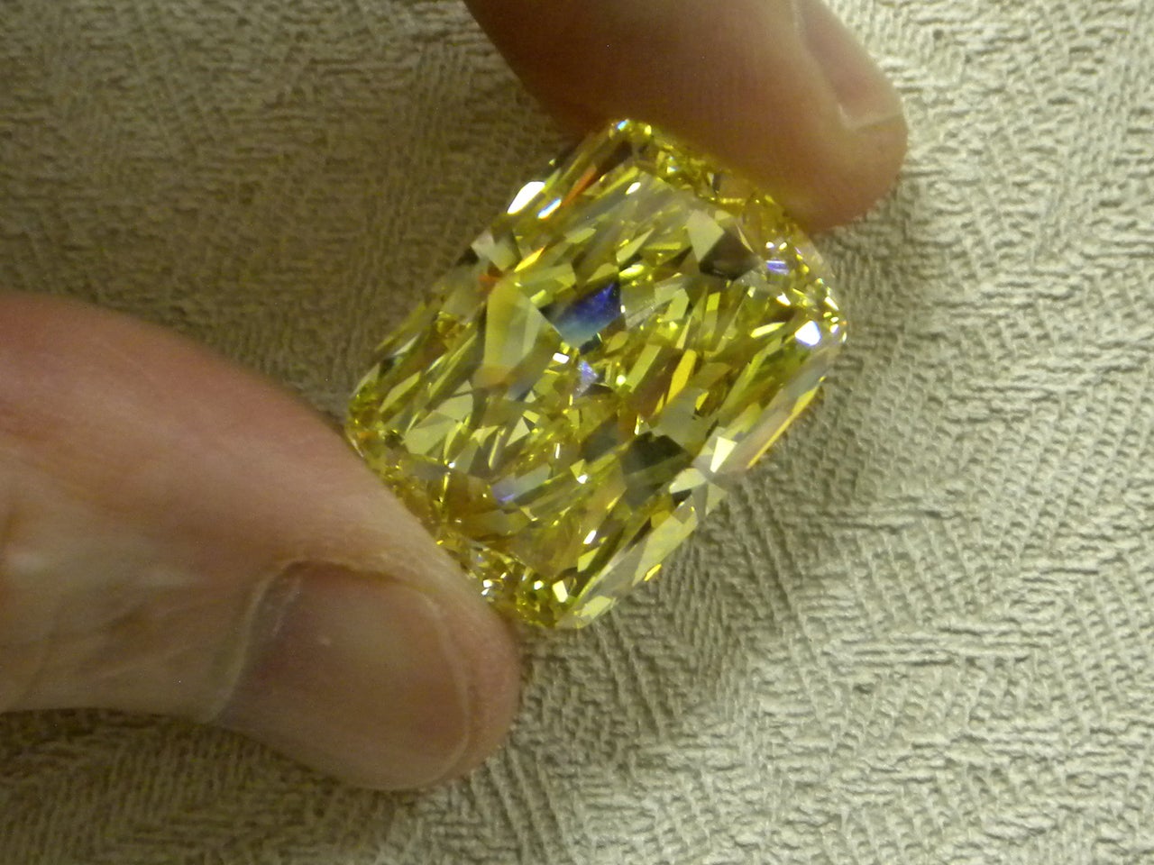 Huge diamond forfeited in Ohio to be auctioned - CBS News
