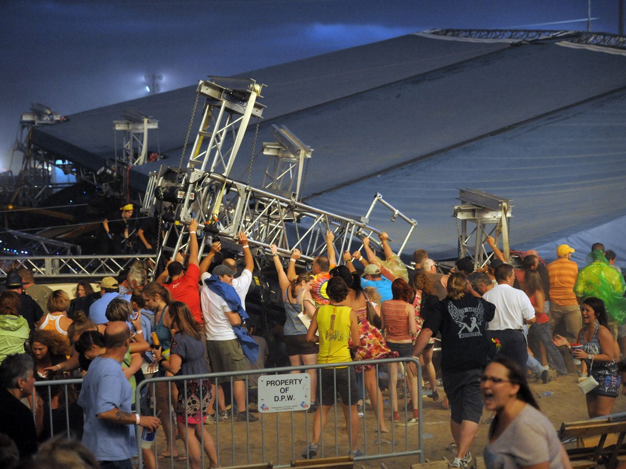 Stage collapse kills 5 before Sugarland concert - CBS News