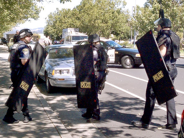 Gunman takes police standoff to 2nd day at hotel - CBS News