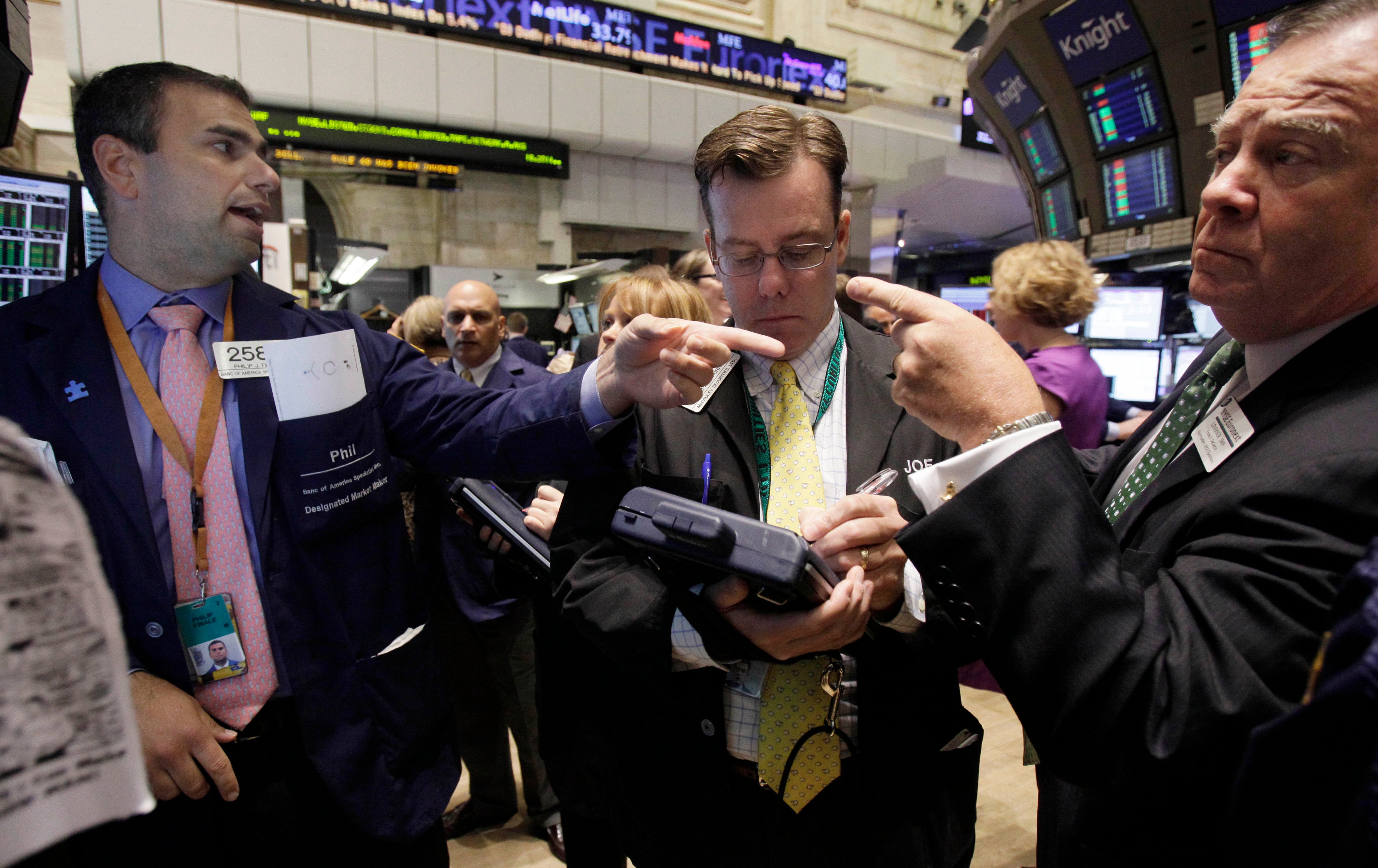 Wall Street Swoons On Global Recession Fears Cbs News
