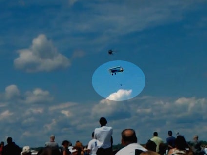 Wing walker falls to death at Mich. air show - CBS News