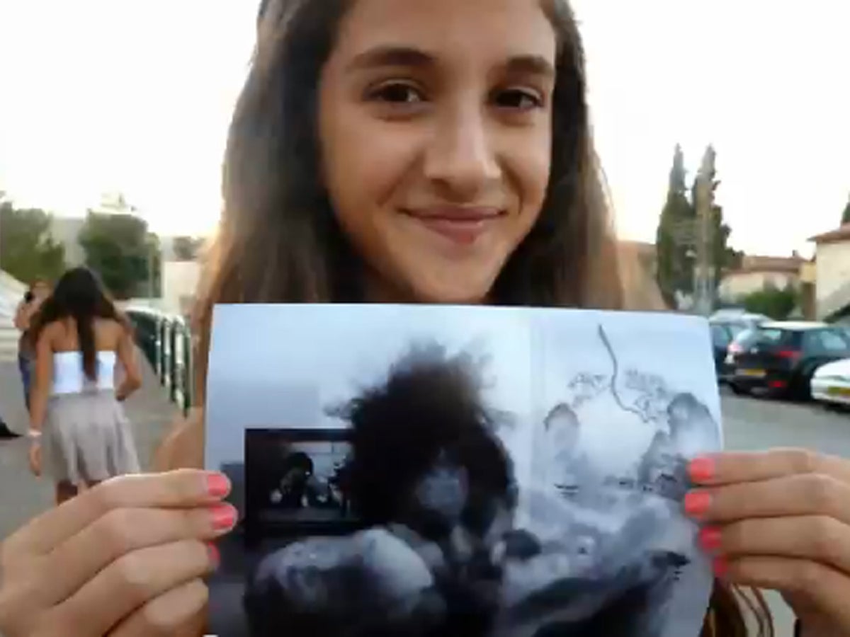 500 people holding over 1,500 photos over the course of 100 seconds ...