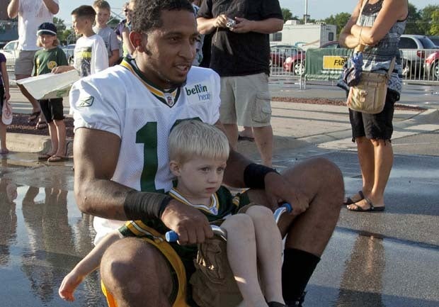 Packers bike kids to work in unique tradition - CBS News