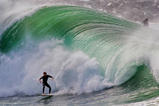 Huge Calif. waves draw big crowds, and danger - CBS News