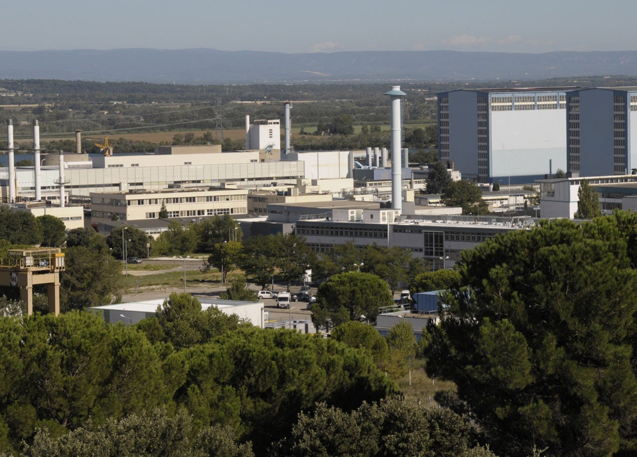 Explosion rocks French nuclear site - CBS News