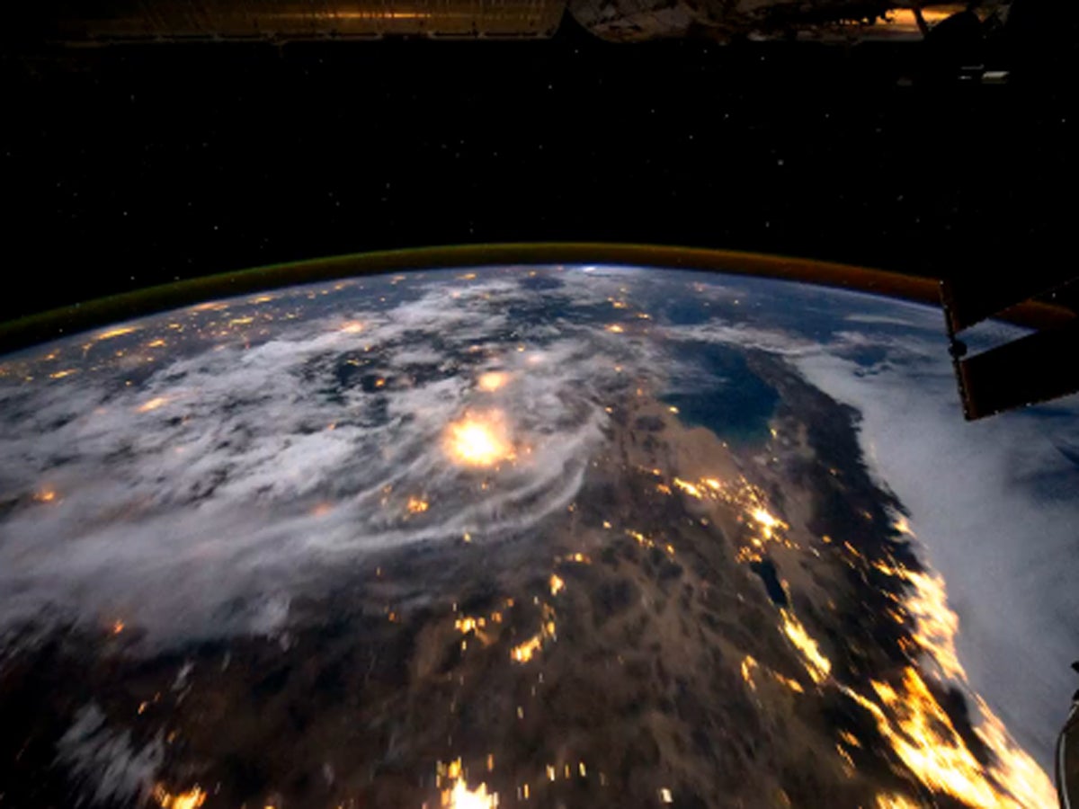 What does it feel like to fly over planet Earth? - CBS News