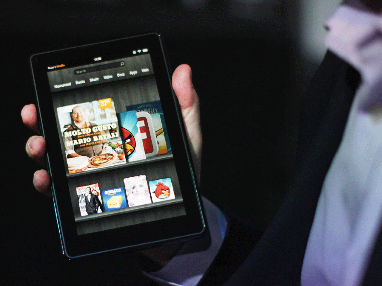 Amazon to sell Kindle e-readers through retail - CBS News
