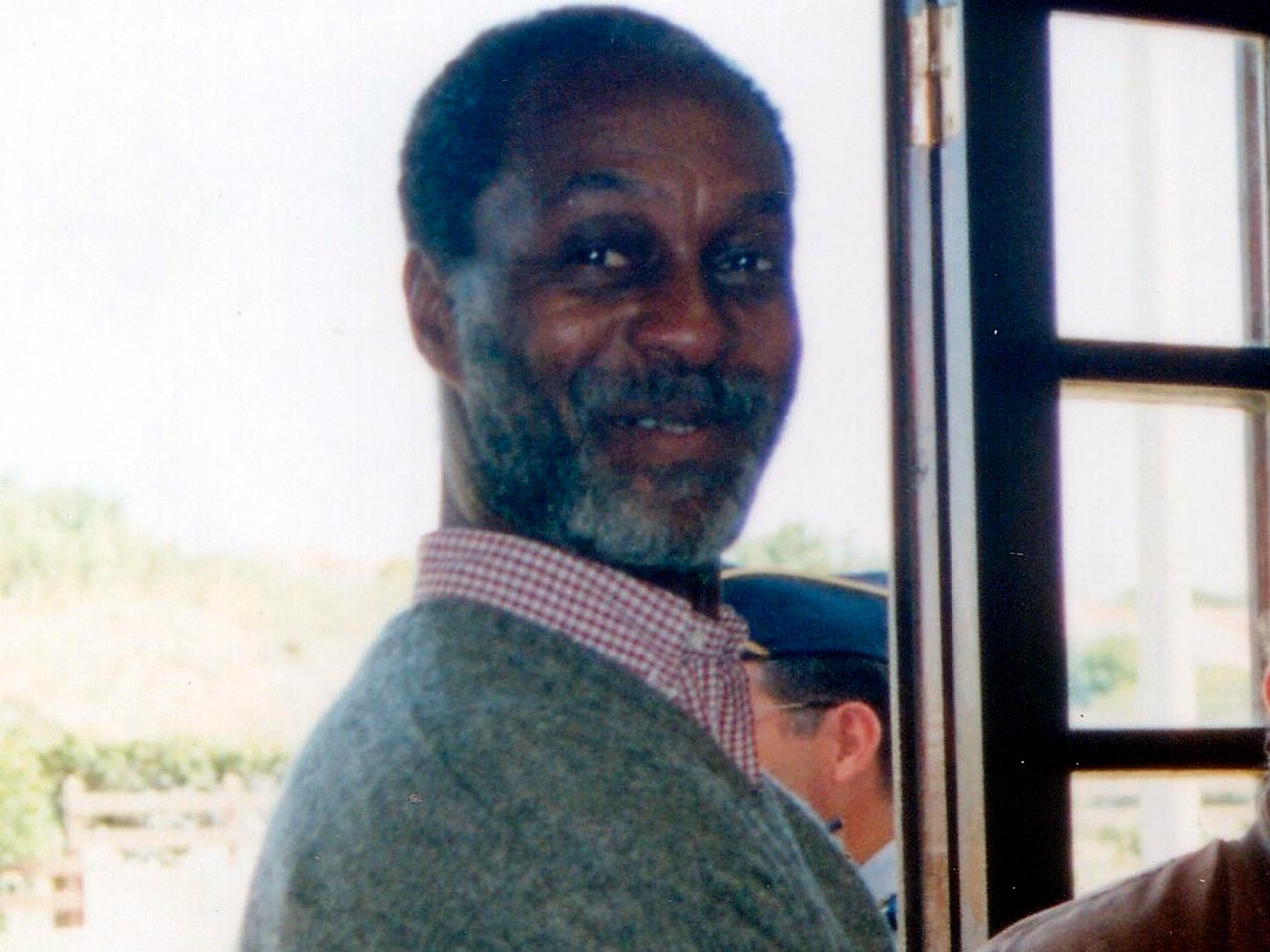 U.S. fugitive claims new identity - CBS News