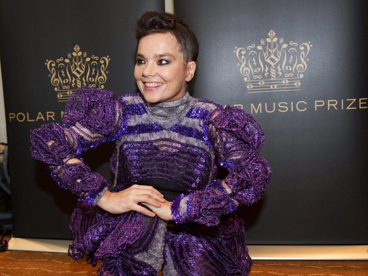 Singer Bjork's vocal cord surgery successful - CBS News