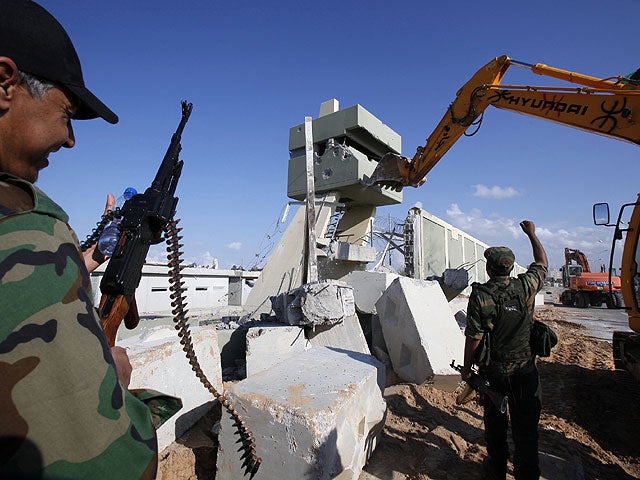 Libya forces seize most of Bani Walid - CBS News