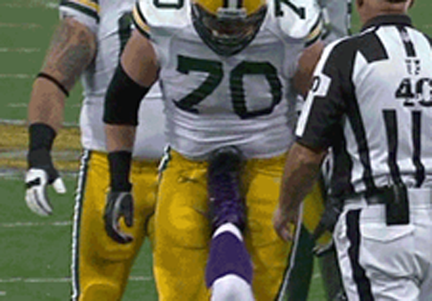 Vikings DE apologizes for kick to groin - CBS News