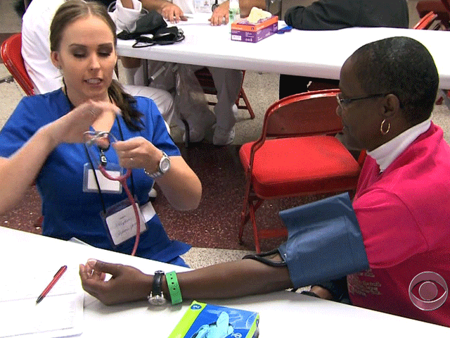 Long lines for free health care in LA - CBS News