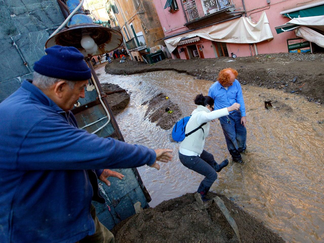 Italians seek survivors of deadly mudslides - CBS News