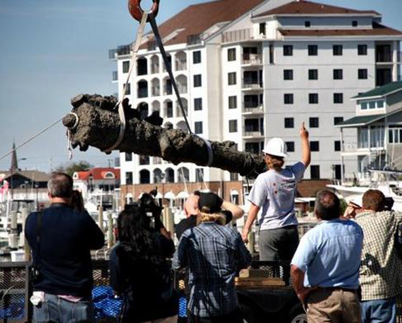 5 cannons raised from wreck of Blackbeard's ship - CBS News 5 cannons raised from wreck of Blackbeard's ship - CBS News