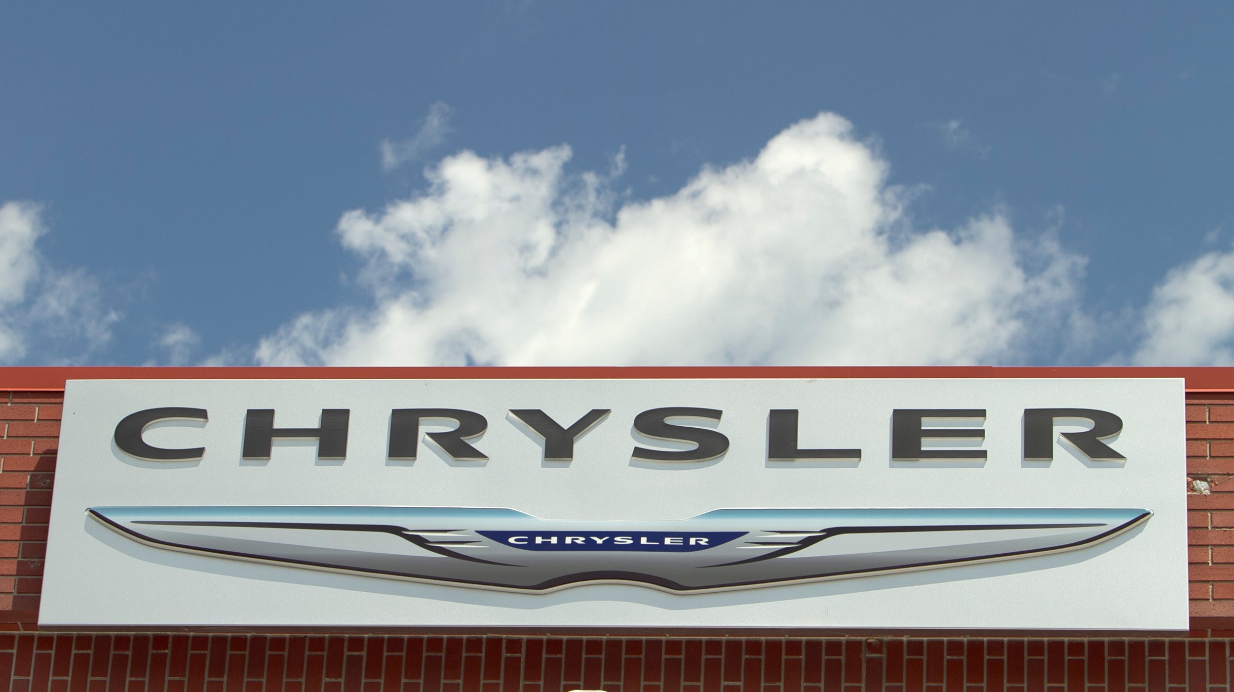 Chrysler caps turnaround year with strong December - CBS News