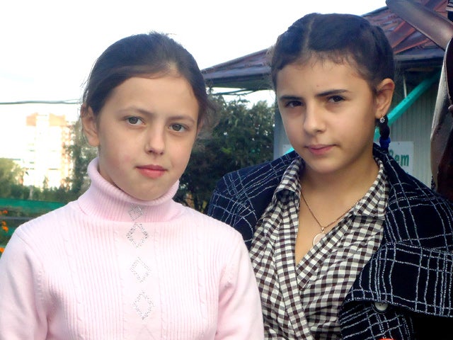Russian swapped-at-birth families awarded $100K - CBS News