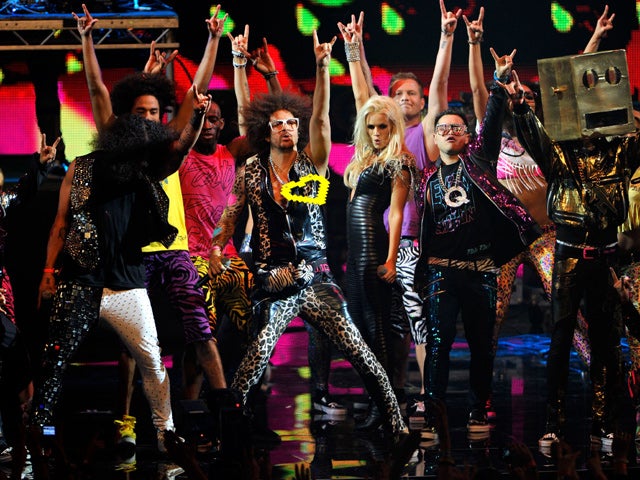 11 injured in massive crowd for band LMFAO - CBS News