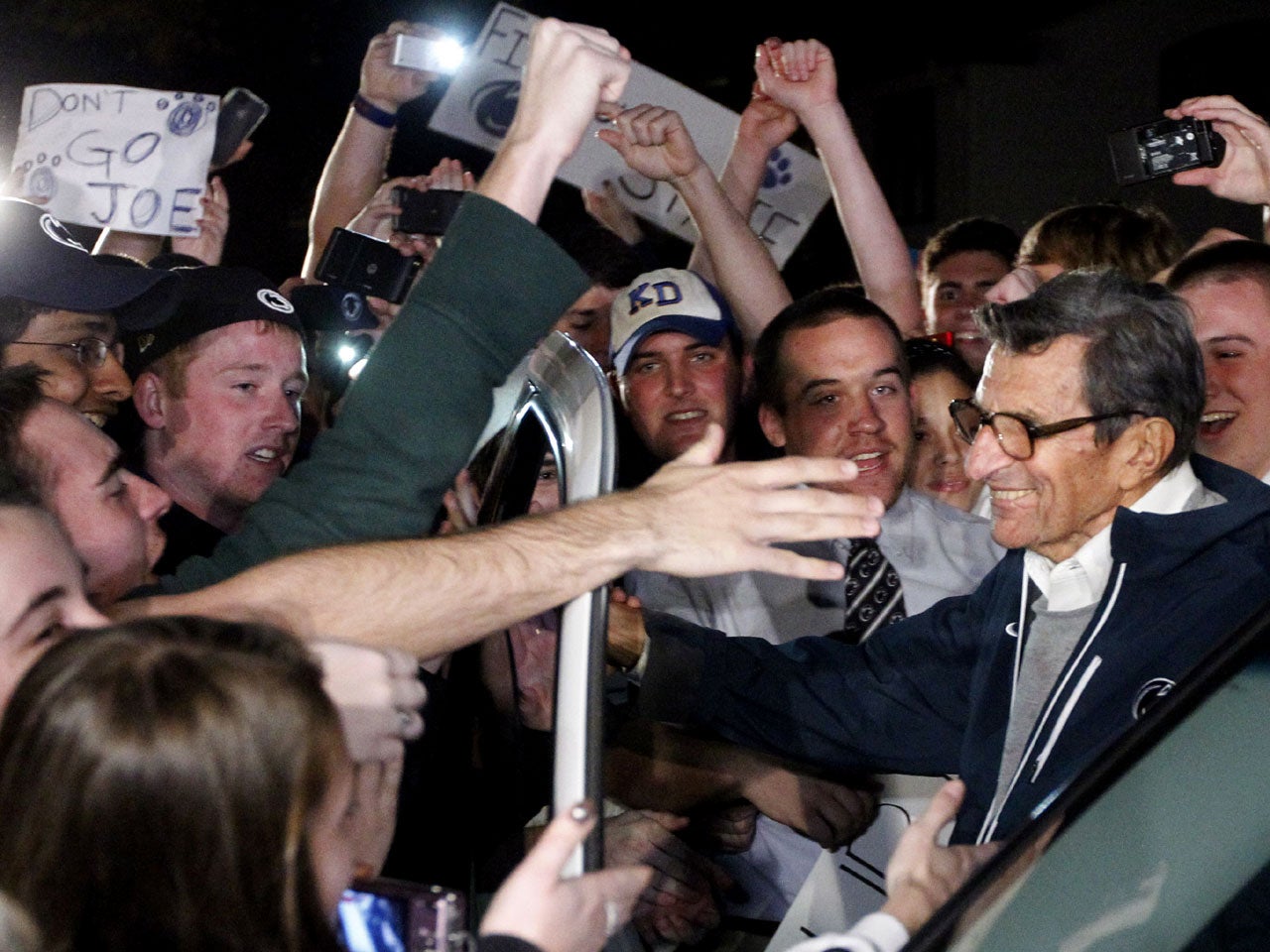 Fans rally for Joe Paterno amid questions - CBS News