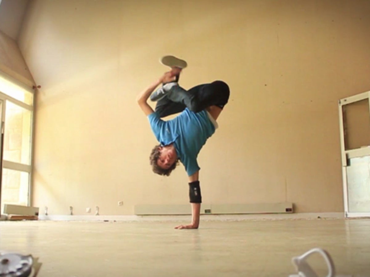 Yoga meets breakdancing in mind-blowing dance video - CBS News