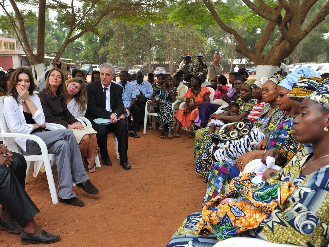 Global health fund halts new programs - CBS News