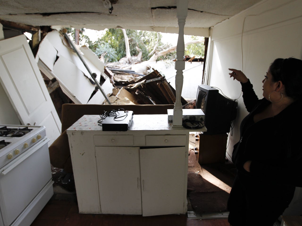 Violent winds cut destructive path through West - CBS News