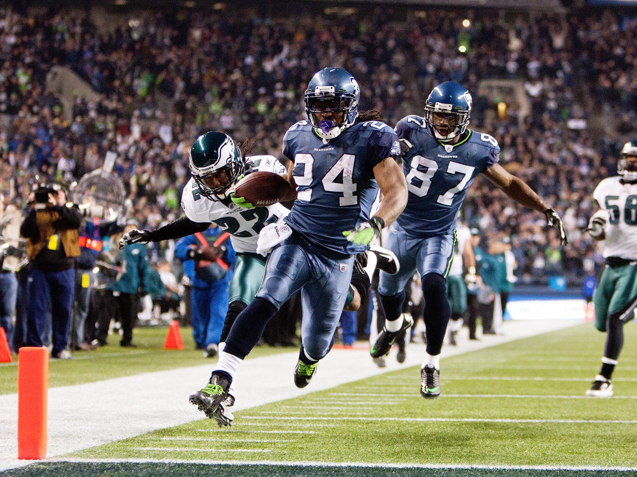Marshawn Lynch signs 4-year deal with Seahawks - CBS News
