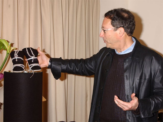 Stuart Weitzman giving up his shoe business? - CBS News