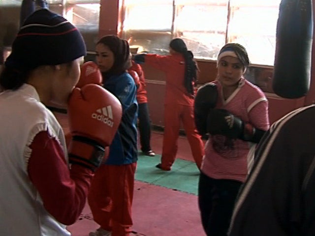 Afghan female boxers begin fight for Olympics - CBS News