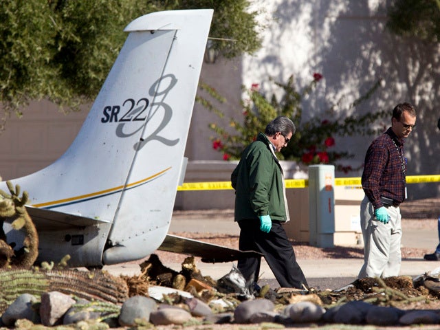 Small plane crashes in Phoenix; 1 dead, 1 hurt - CBS News
