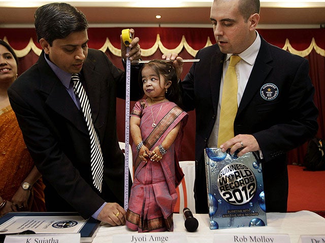 India woman named world's shortest at 2 feet tall - CBS News