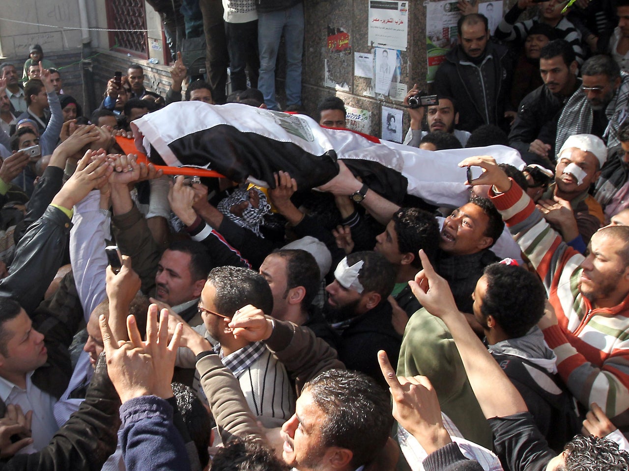 Egypt riot police raid Tahrir Square protest - CBS News