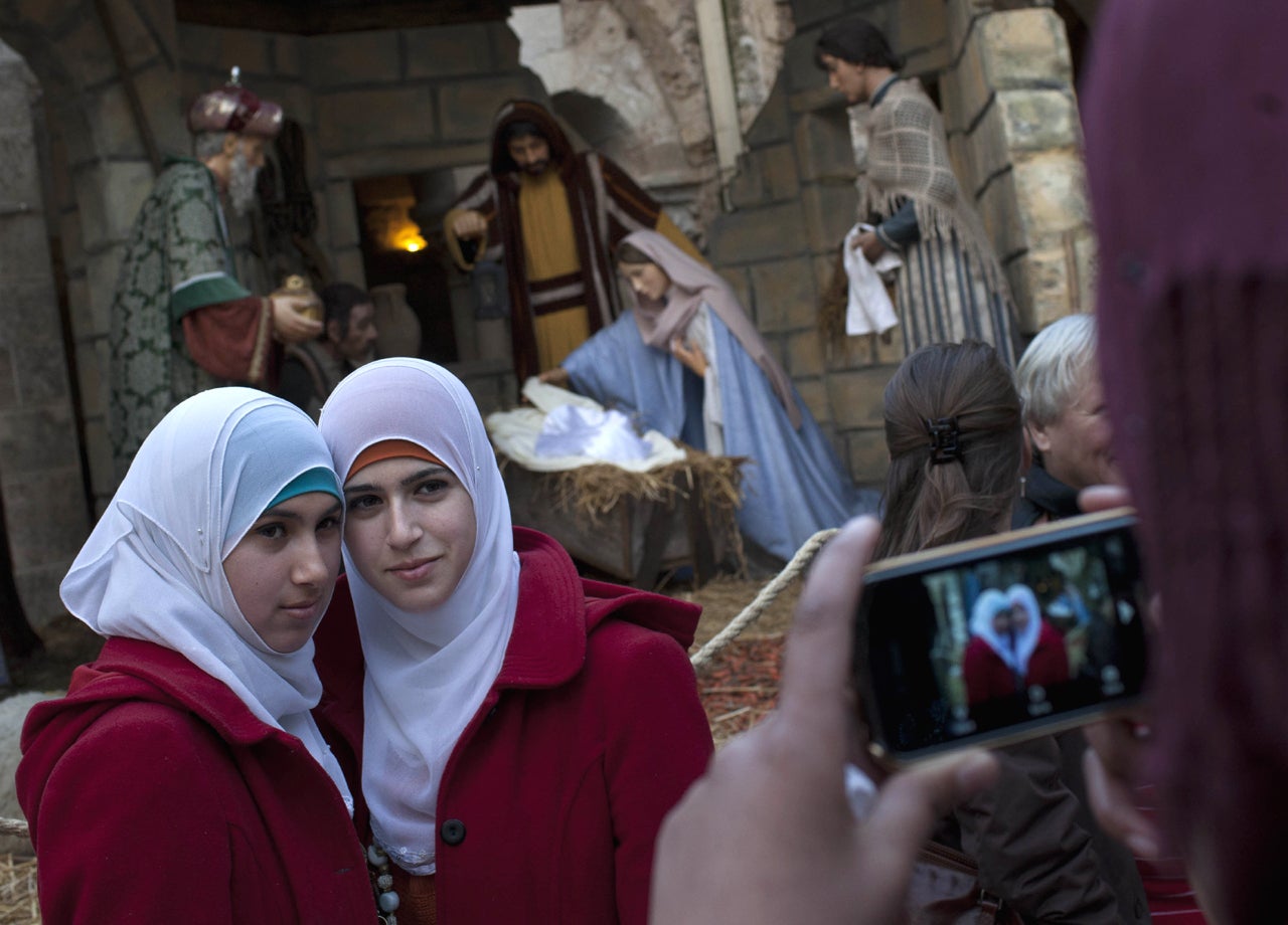 Thousands visit Bethlehem on Christmas Eve - CBS News