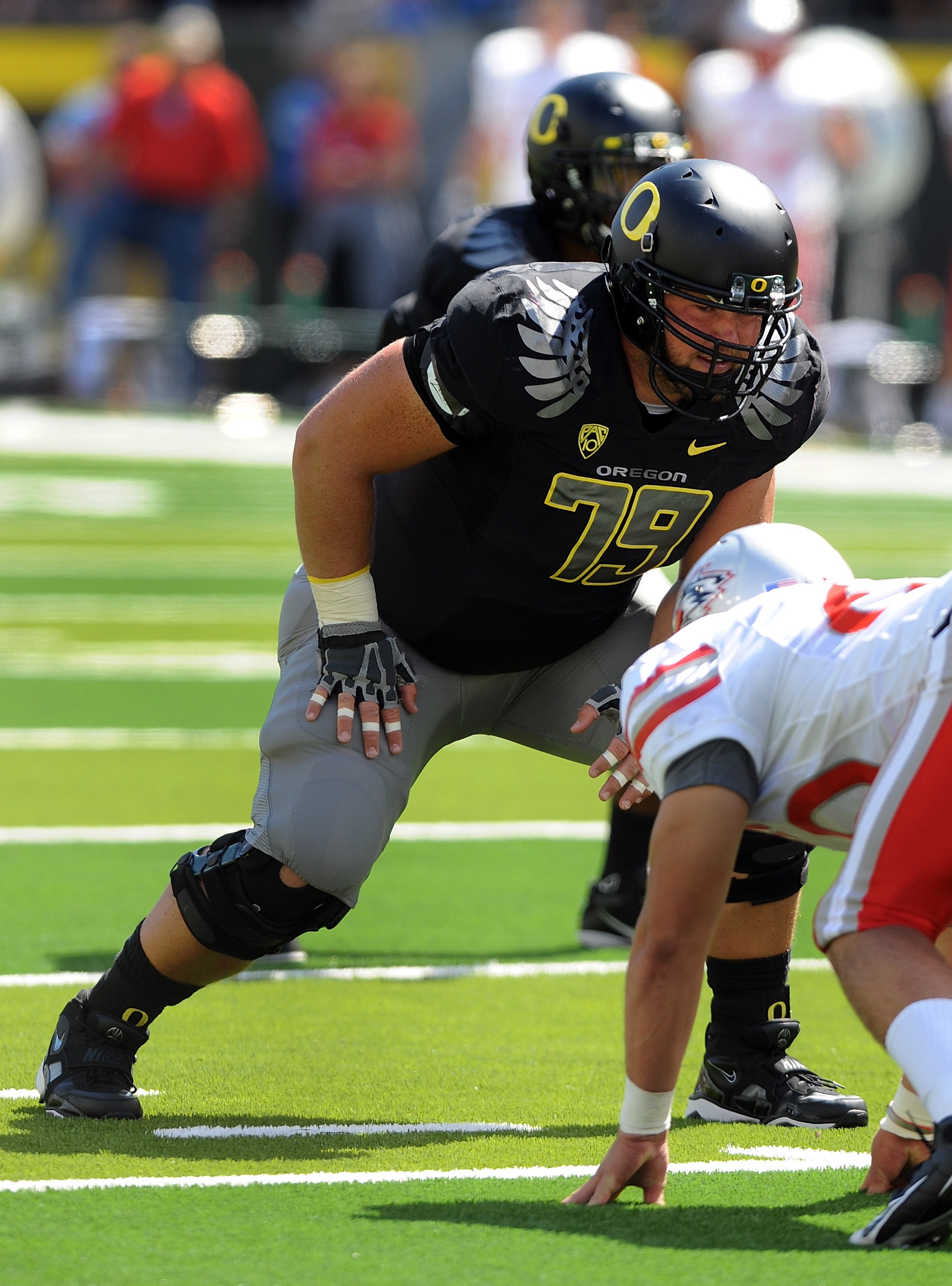 Oregon player aids choking man, applies Heimlich - CBS News