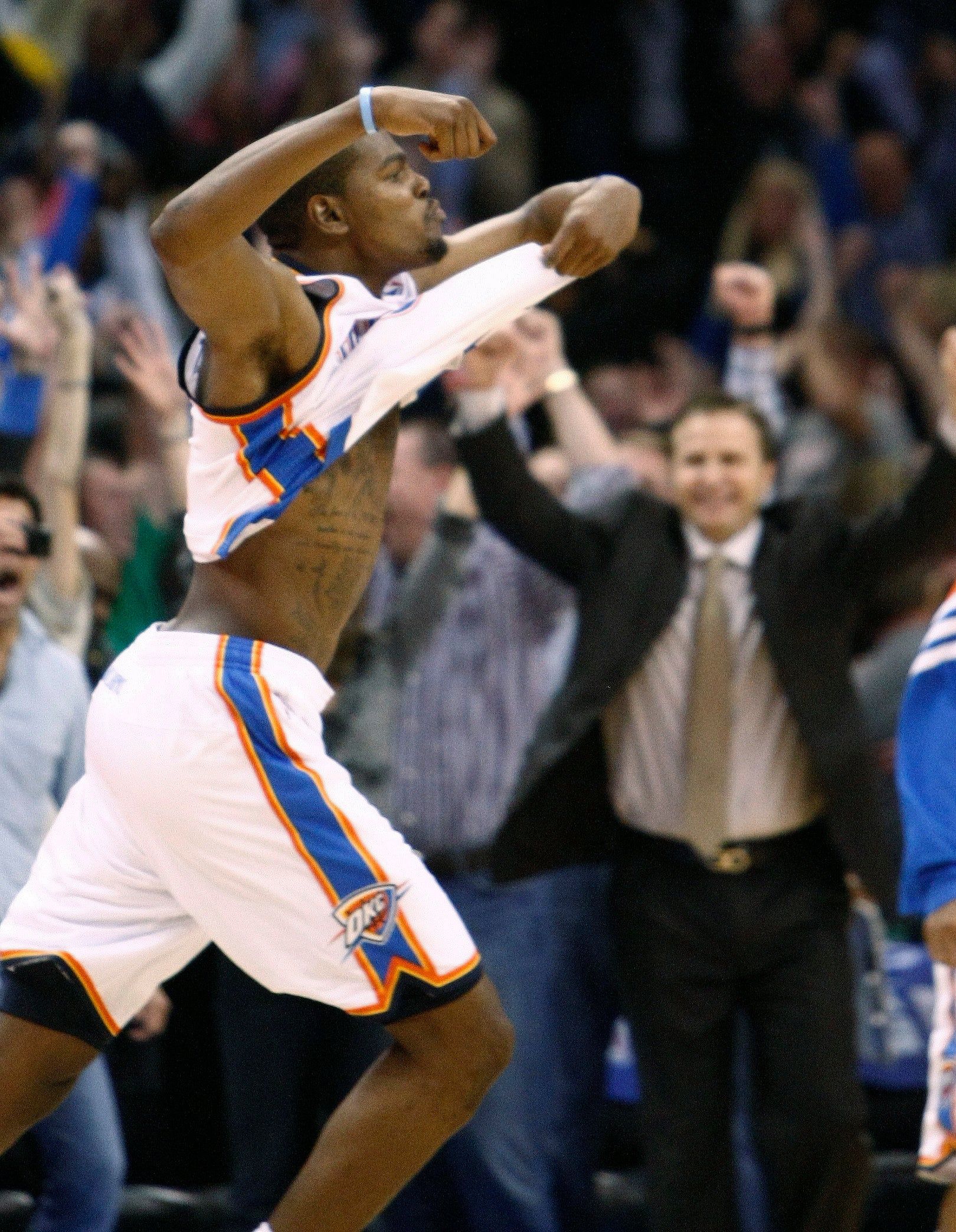 Kevin Durant's buzzer-beater leaves Mavs winless - CBS News