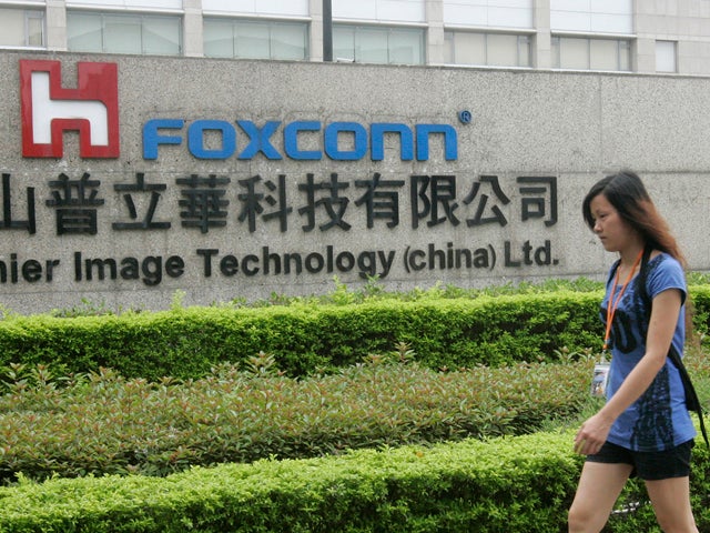 Foxconn workers threaten suicide amid protest over wages - CBS News