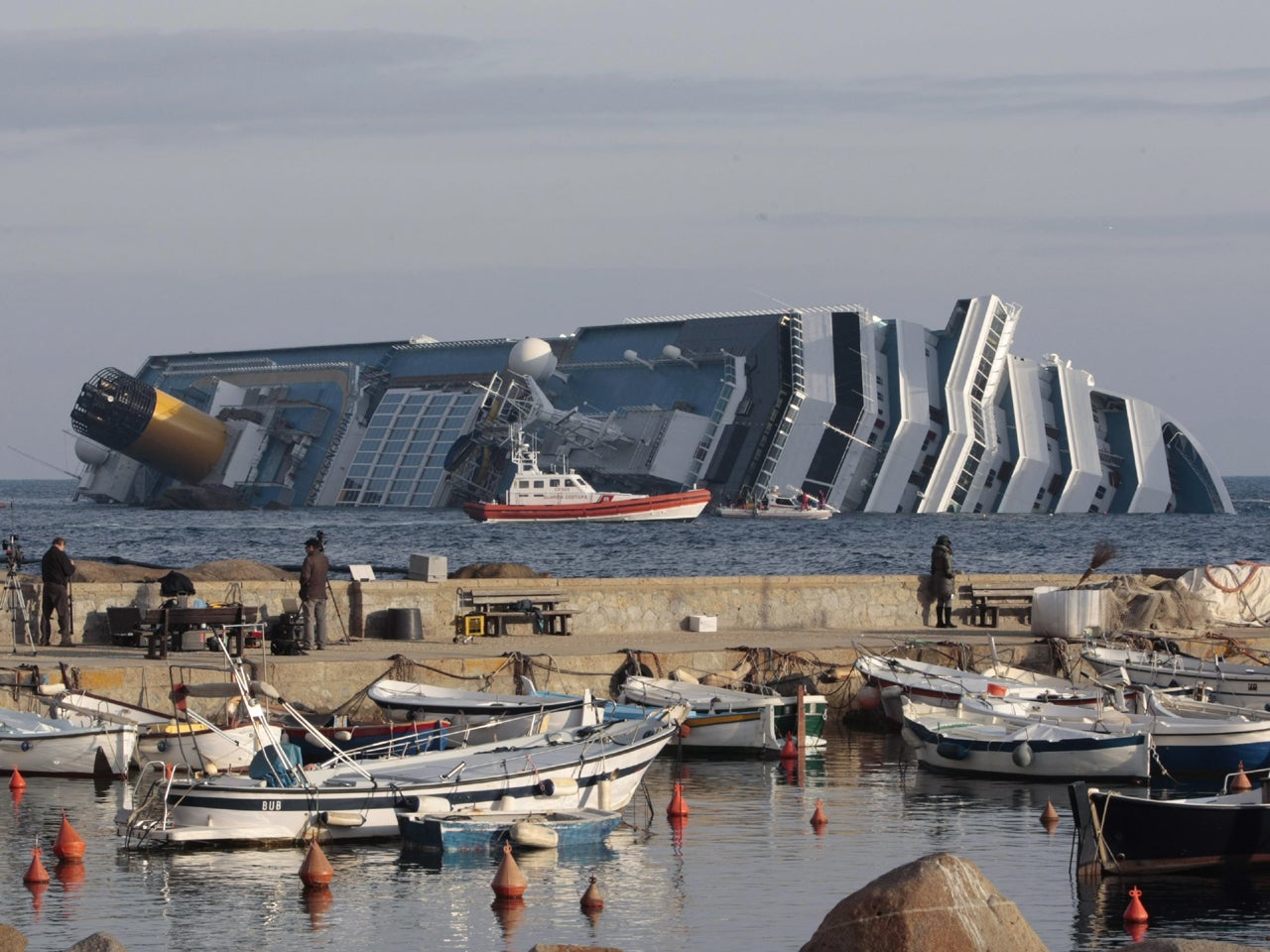 How do you clean up a wrecked cruise liner? - CBS News