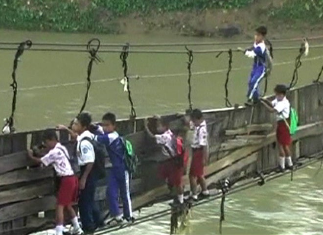 Schoolkids risk lives crossing collapsed bridge - CBS News