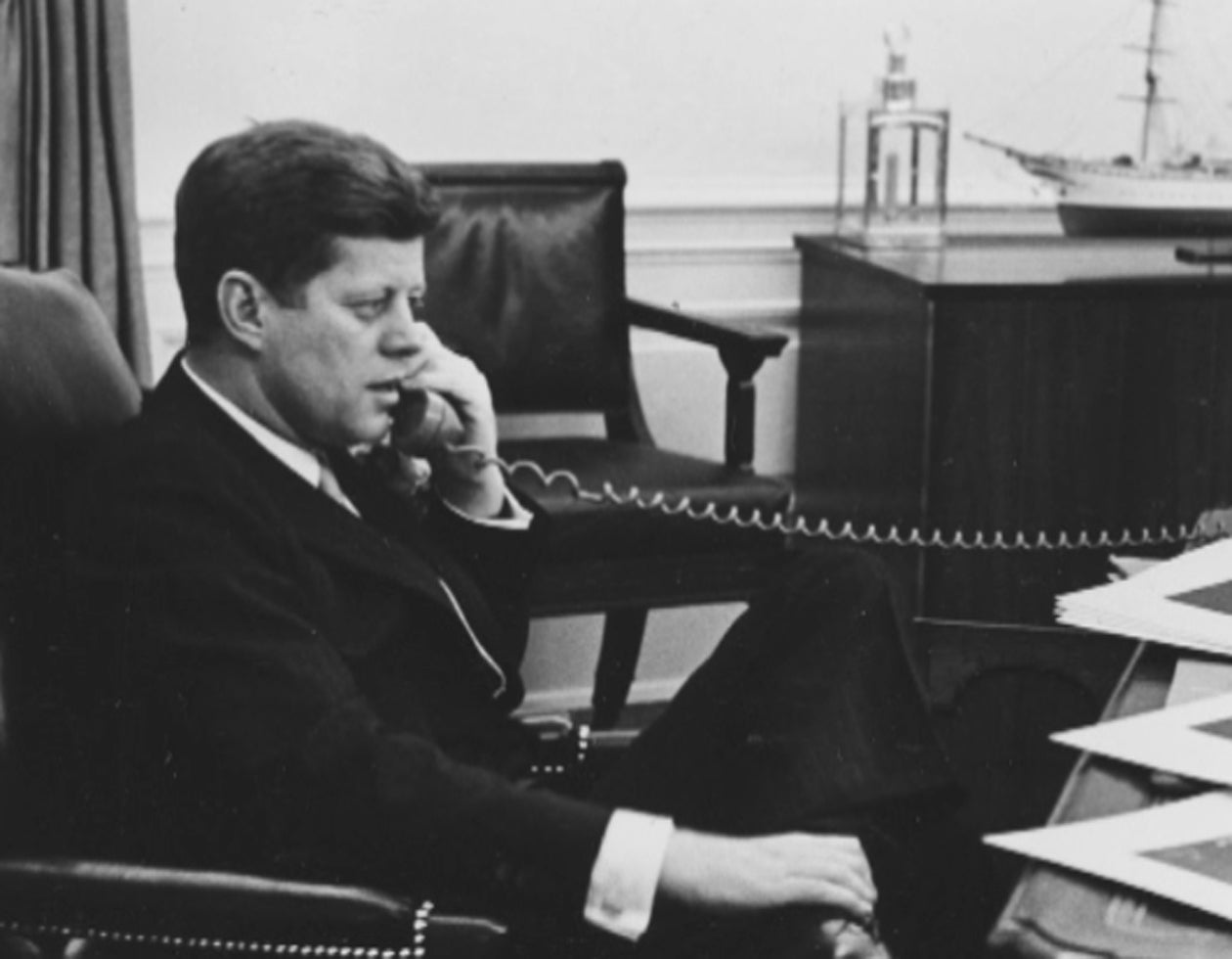 Book details teenage intern's White House affair with JFK - CBS News