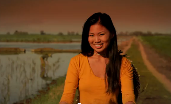 Actress in racially-charged Hoekstra ad apologizes - CBS News