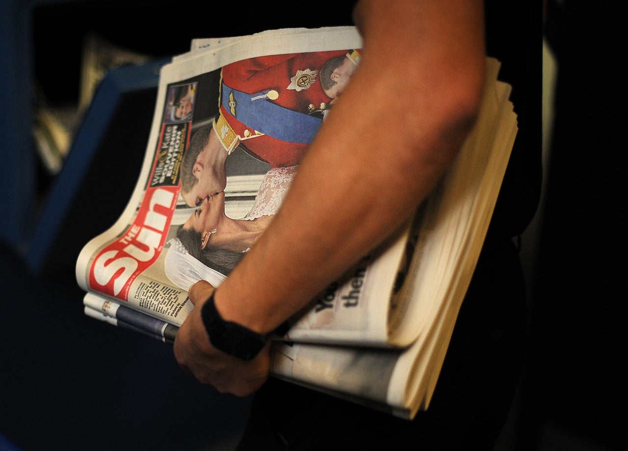 8 more arrests in U.K. tabloid bribery probe - CBS News