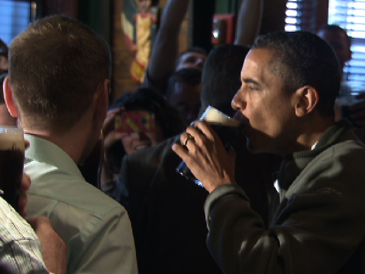 Obama celebrates St. Patrick's Day with a Guinness - CBS News
