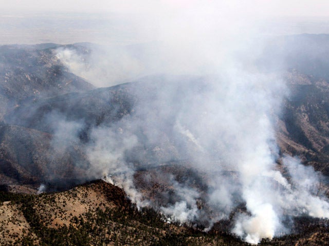 Crews focus on containment lines around Colo. fire - CBS News