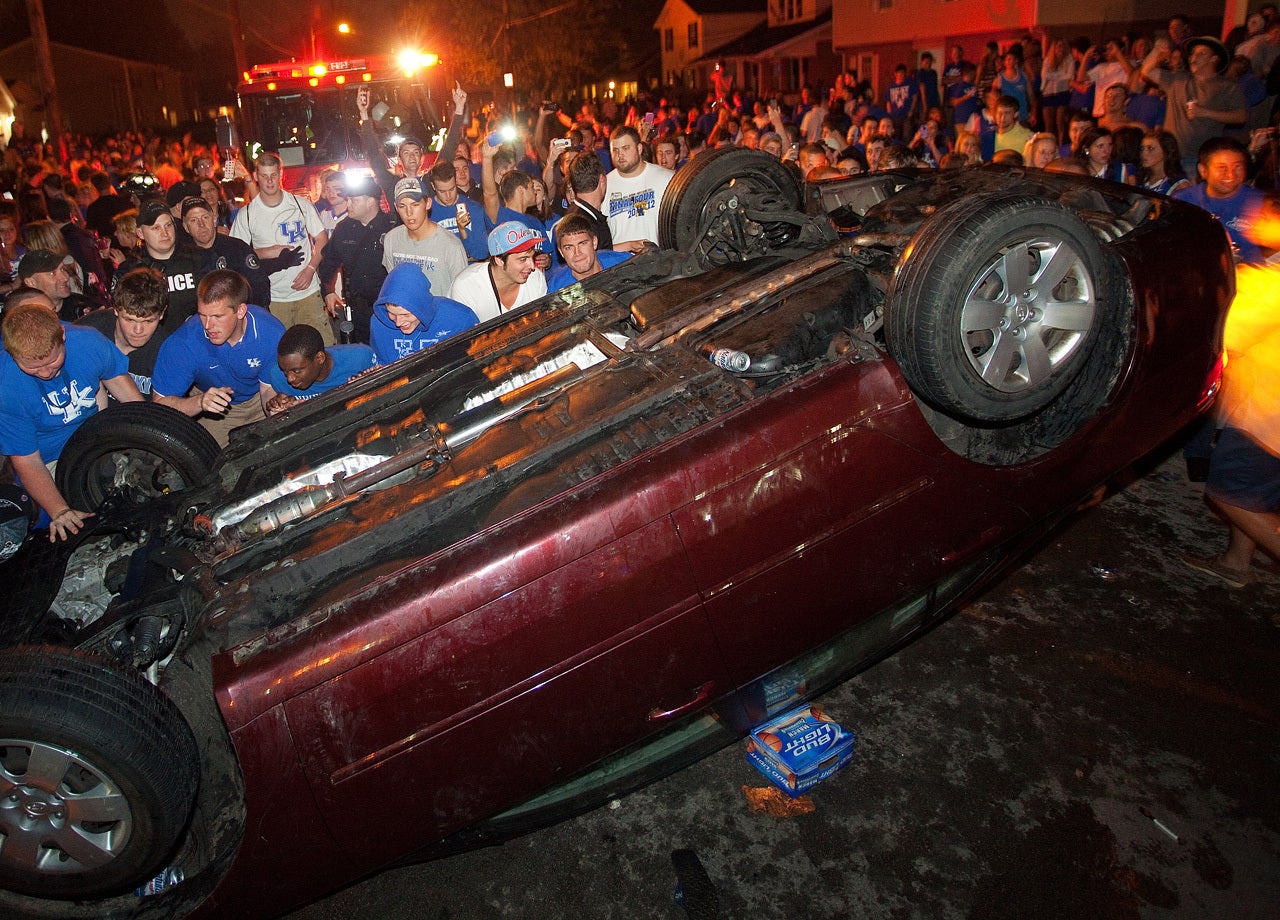 Rowdy fans mark Kentucky NCAA win - CBS News